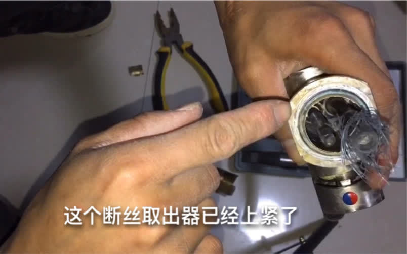 软管断在水龙头里面了,看水电工