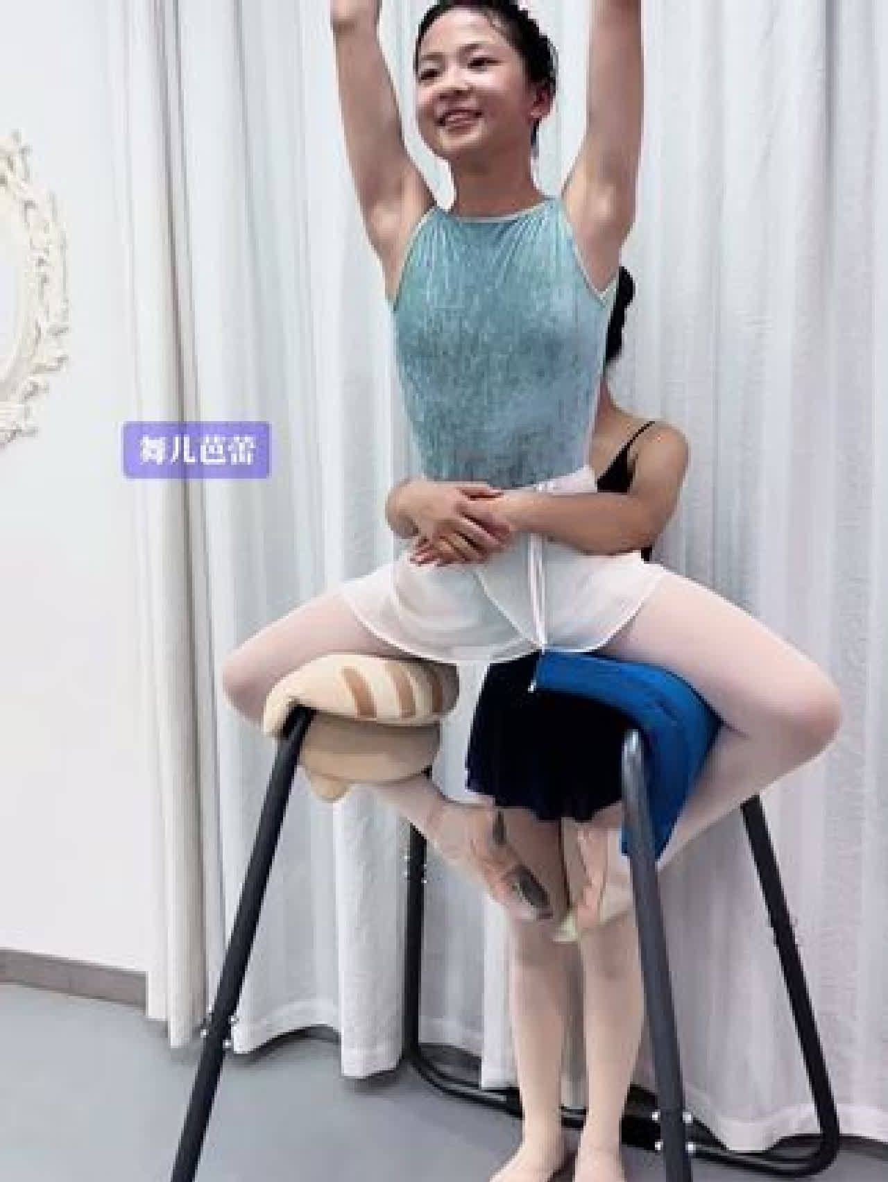 孩子大了我可真抱不动了,杨老师又新发明训练方法,专练Pas de chat...