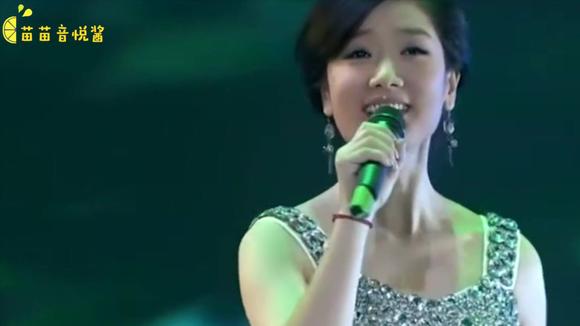 凤凰传奇演唱《荷塘月色》。极具感染力的旋律,歌声宛转悠扬