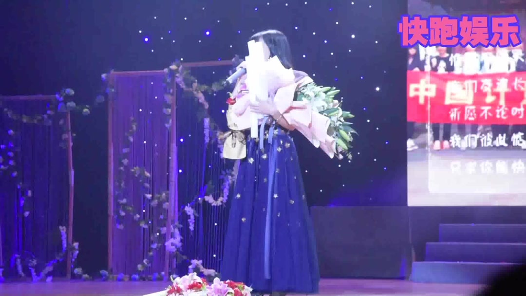 在毕业生晚会现场,这位美女大四学姐唱哭了,对母校很留恋不舍