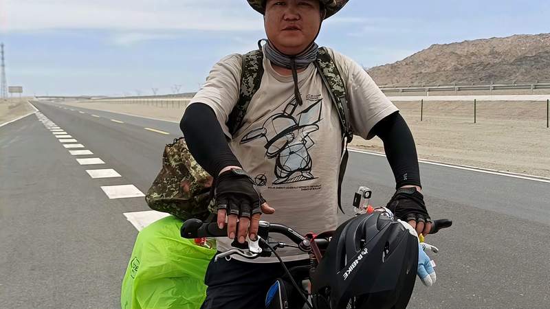 敦煌偶遇新疆小哥,单人单车骑行西藏,是什么动力让他骑行下去