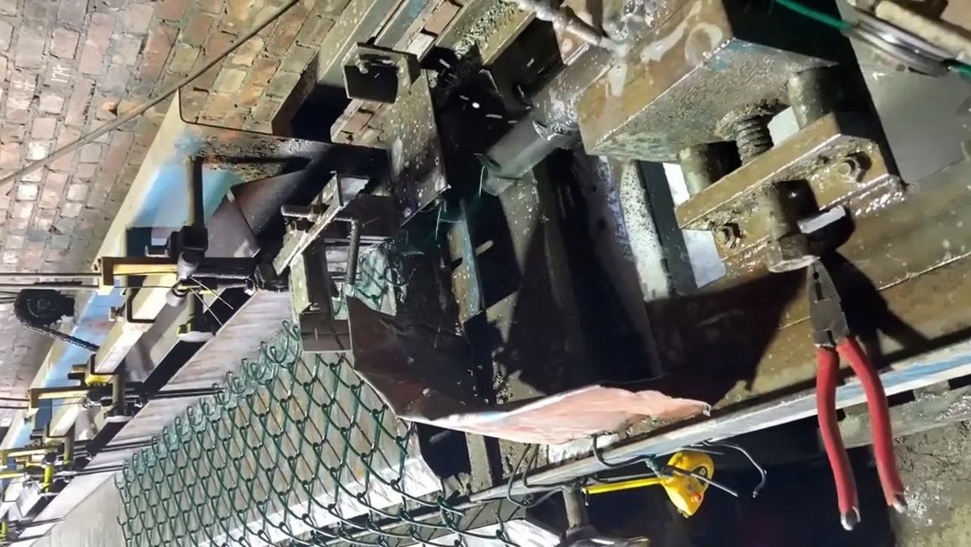 护栏网的自动化制作,这效率太高了