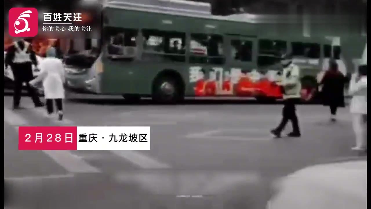 重庆一吊车刹车失控后与多车擦挂冲上人行道致一人死亡