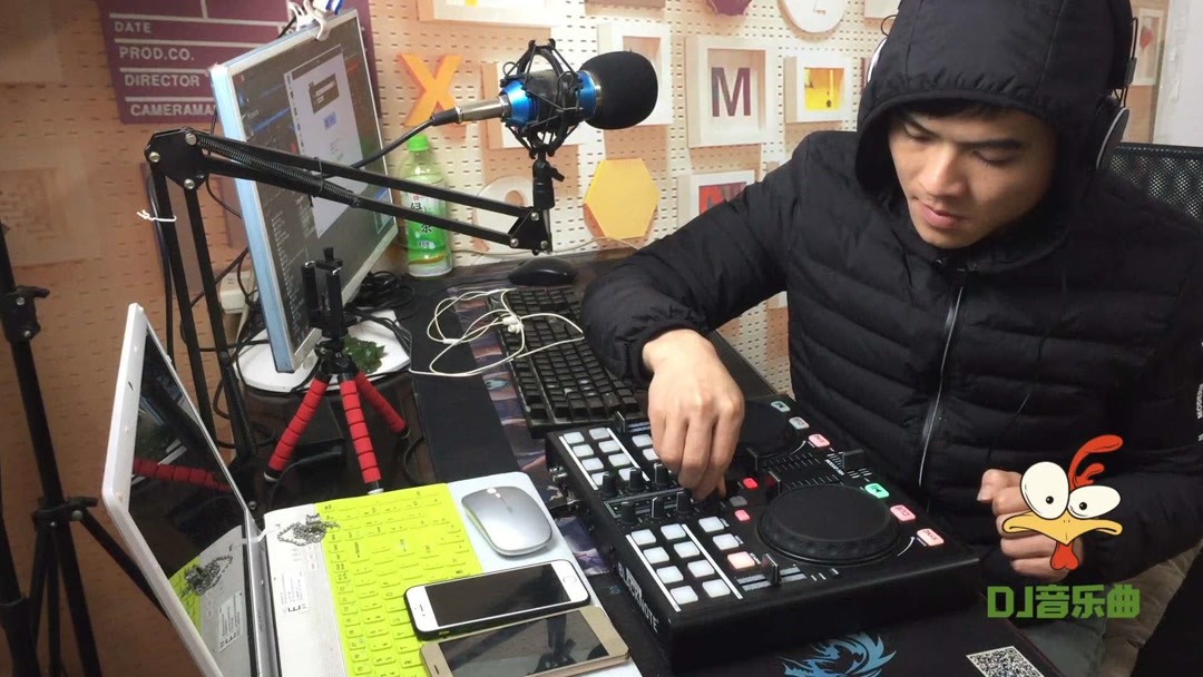 小伙第一次接触DJ控制器,一首无敌霸王枪 DJ版,忍不住摇起来