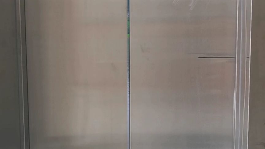 以后开电梯门可要注意了!