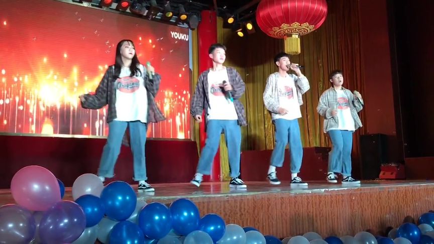 大学迎新晚会上这段歌舞表演走红网络,《失恋阵线联盟》很不错