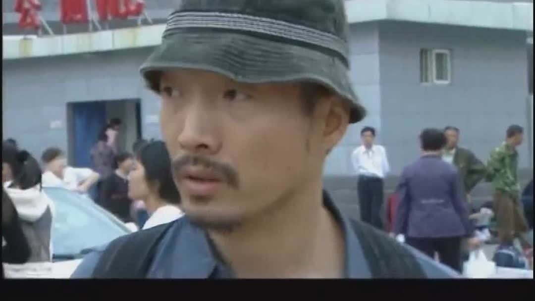 狡猾的杨兵换了一身行头,躲在售票厅,竟侥幸没被发现