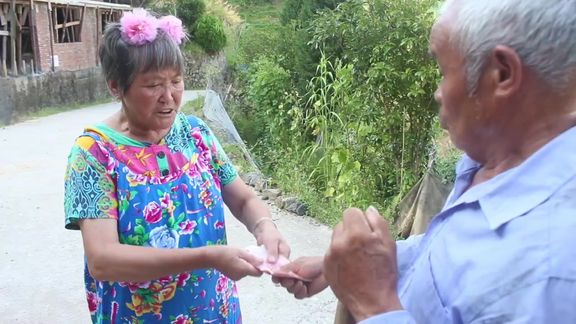 六爷说,他的钱从微信钱包掉了出来,被村花捡到了!