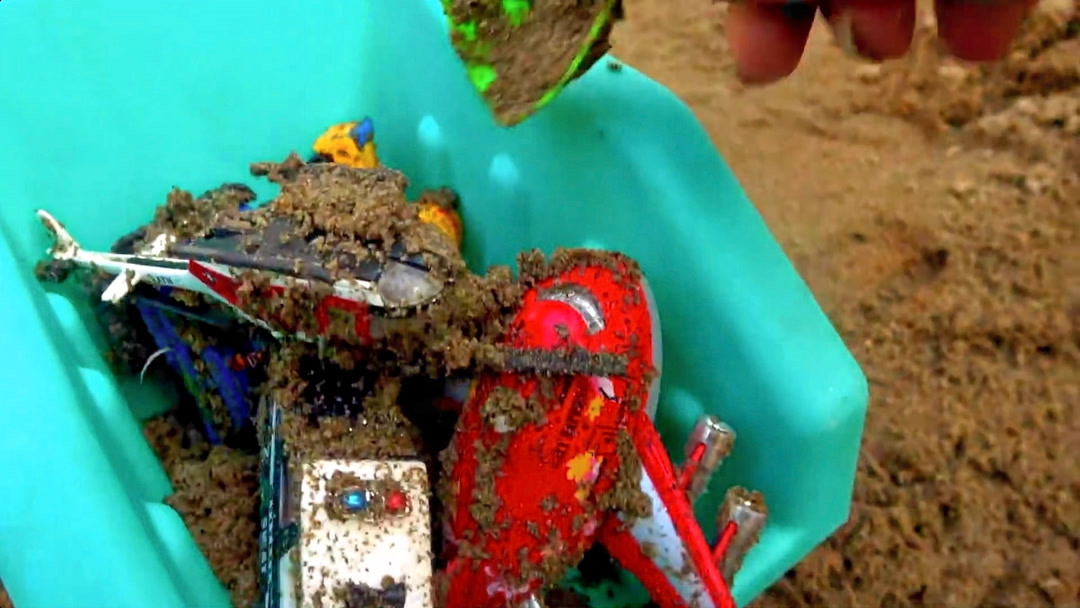 综合科目打卡 亮亮玩具土里找到汽车和飞机 宝宝早教益智游戏视频