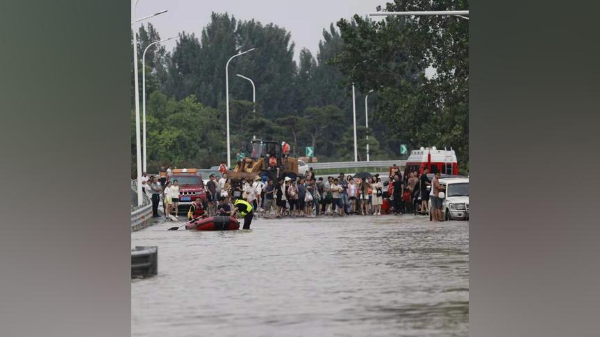 洪水淹过公路,郑州600人被困高速收费站,冲锋舟驰援