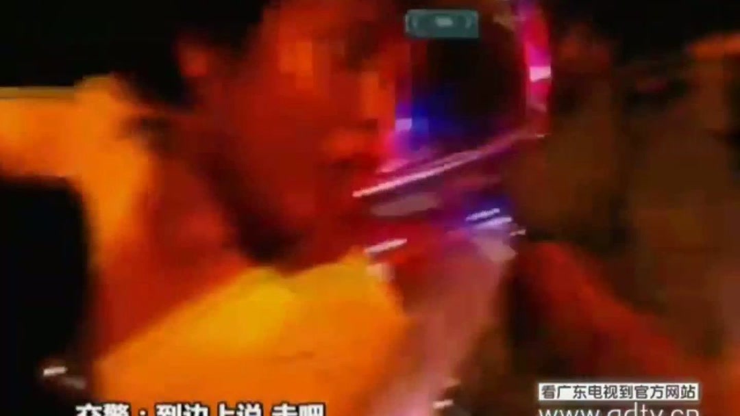 女子广州街头拦停保时捷 抱住倒后镜咬交警