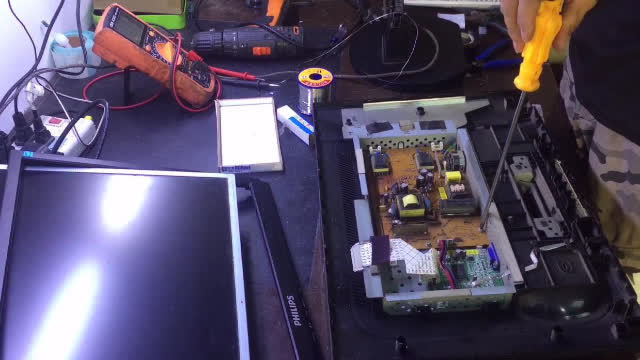 电脑显示屏背光灯闪屏维修