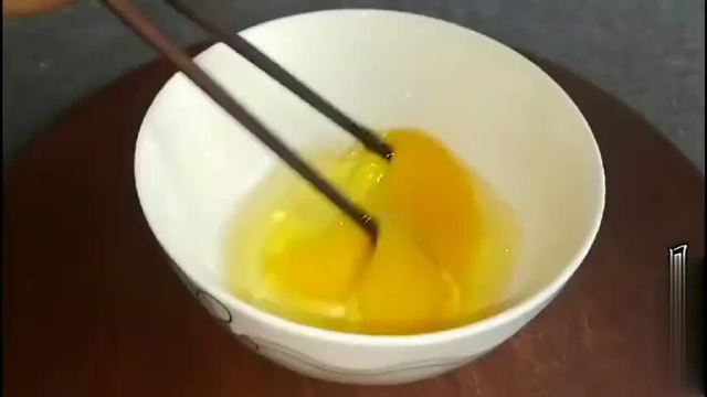 2个鸡蛋,1盒牛奶,筷子一搅,做出馋嘴又营养的美味,做法简单