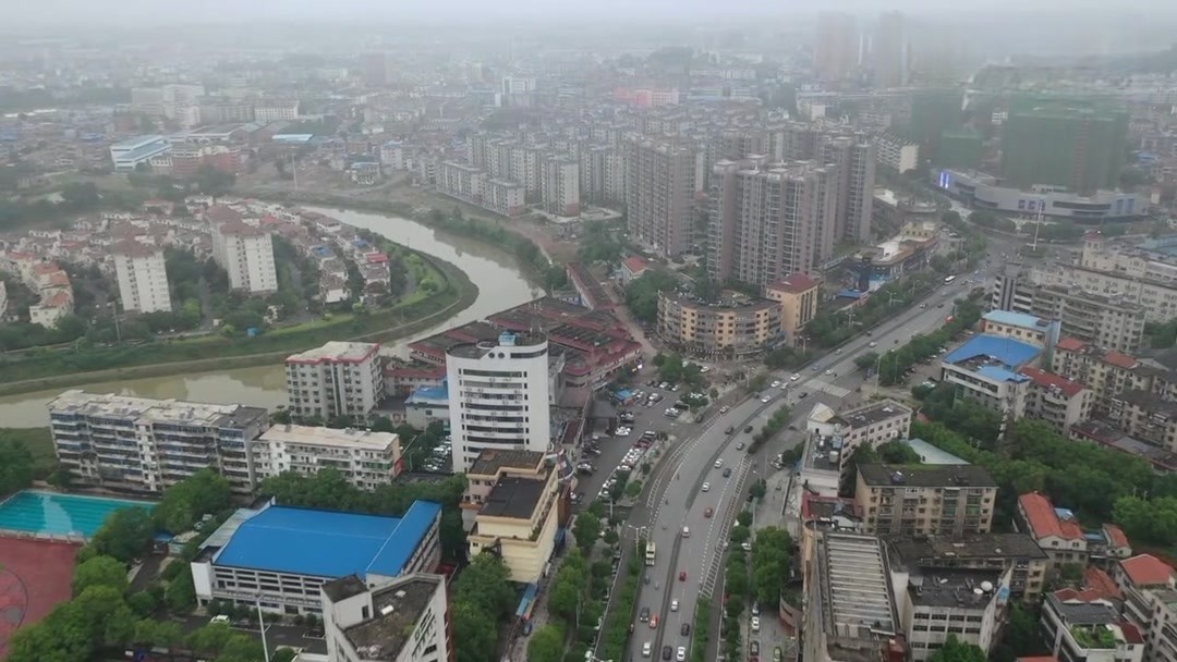 航拍湖北省咸宁市的青龙山公园,从这里看咸宁市是这样的