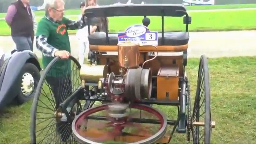 卡尔·本茨于1885 年制造的世界第一辆量产汽车