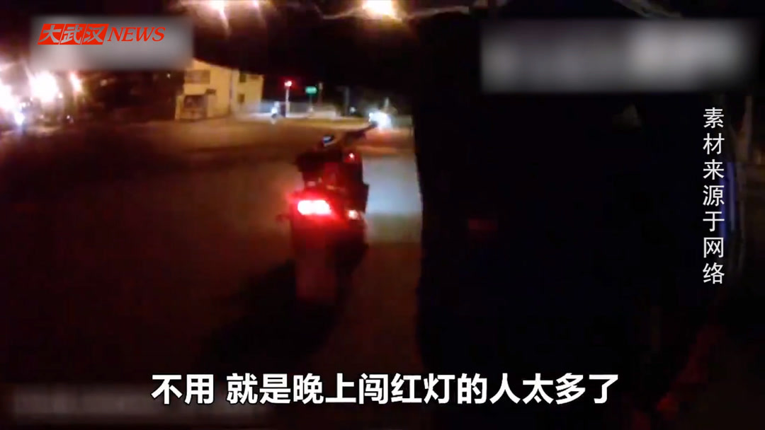 男子凌晨站在马路中间指挥交通