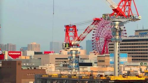 延时拍摄,房顶上安装大型起重机过程,难得一见的场面