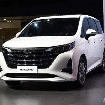 ...前进气格栅内部采用了横向镀铬饰条进行点缀,起到了拉伸整车前脸...