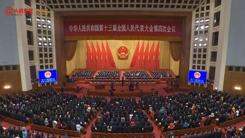 中国加油!人大开幕会全体唱国歌