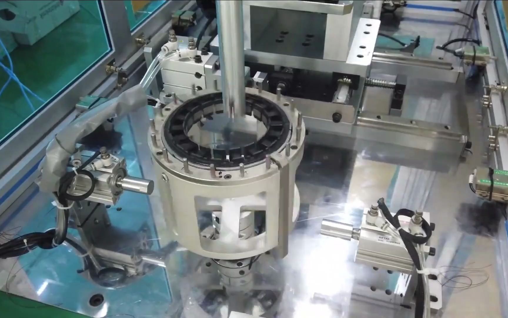 实拍电机定子绕线过程,速度快得我眼睛都跟不上了 _