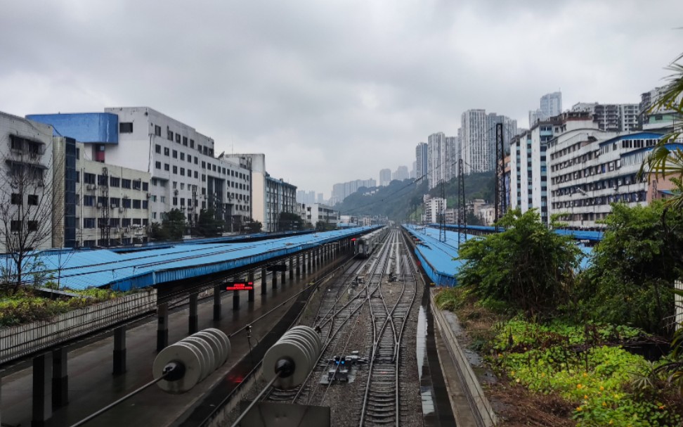 随着送车音乐徐徐响起,开往内江的5612次列车从重庆站三站台四道...