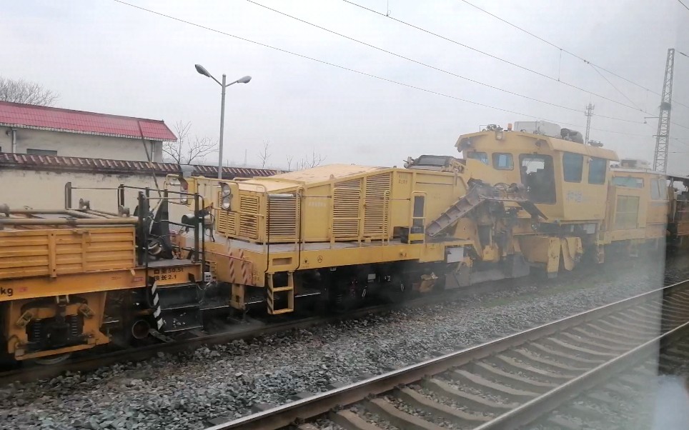 【国家铁路】郑局工程捣鼓机械车。乘坐K258次列车路过小屯街站时...