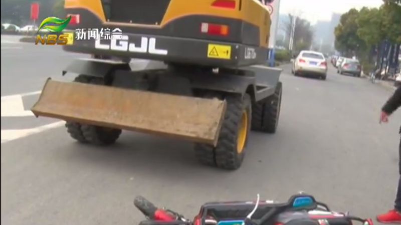 挖掘机与电瓶车相撞!网友:车大盲区多,珍爱生命,小心大车!