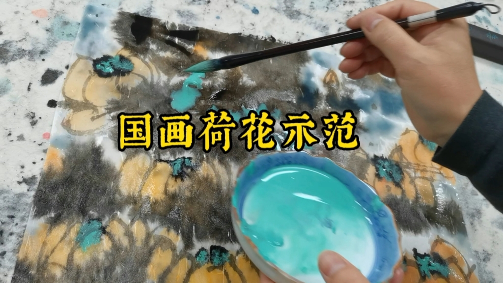 在墨块空白处随意性勾勒花瓣;网友:真正水墨淋漓|国画荷花示范
