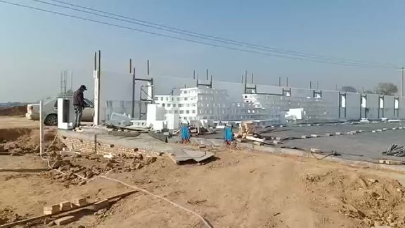 模块建房就是快,效率比普通红砖快好几倍。