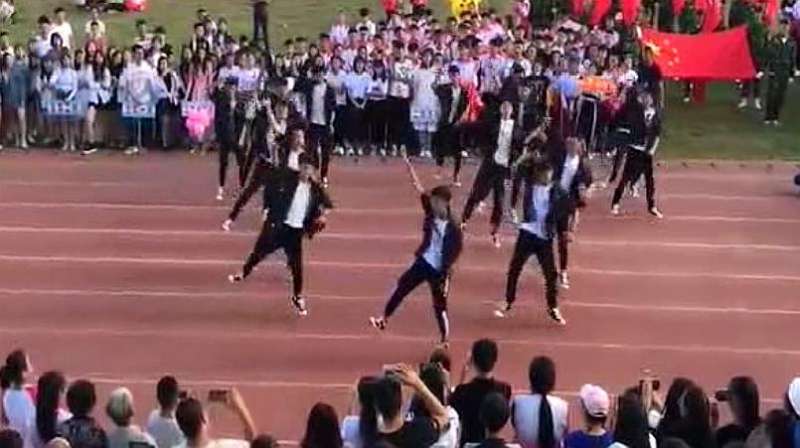 现在的运动会开幕式,都这么有创意了吗?真是让人充满惊喜啊