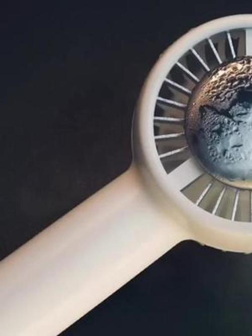 小风扇装配半导体制冷片,冰球可以冰敷,很舒爽