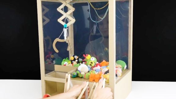 娃娃别再花钱夹了!不花一分钱,在家用纸皮就能做出娃娃机