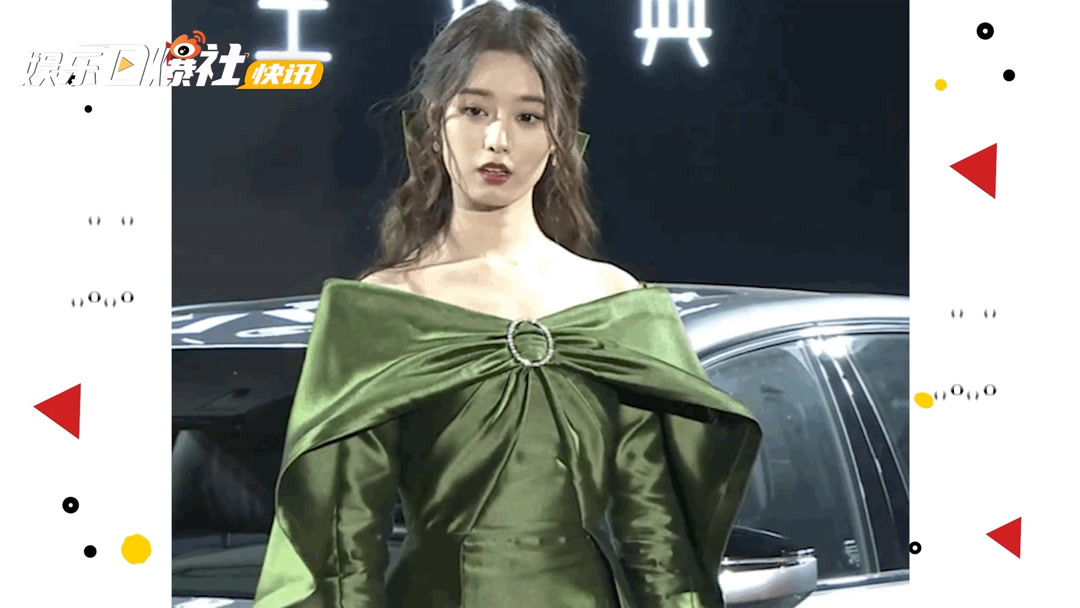 黄子韬晒徐艺洋红毯造型夸她变化大