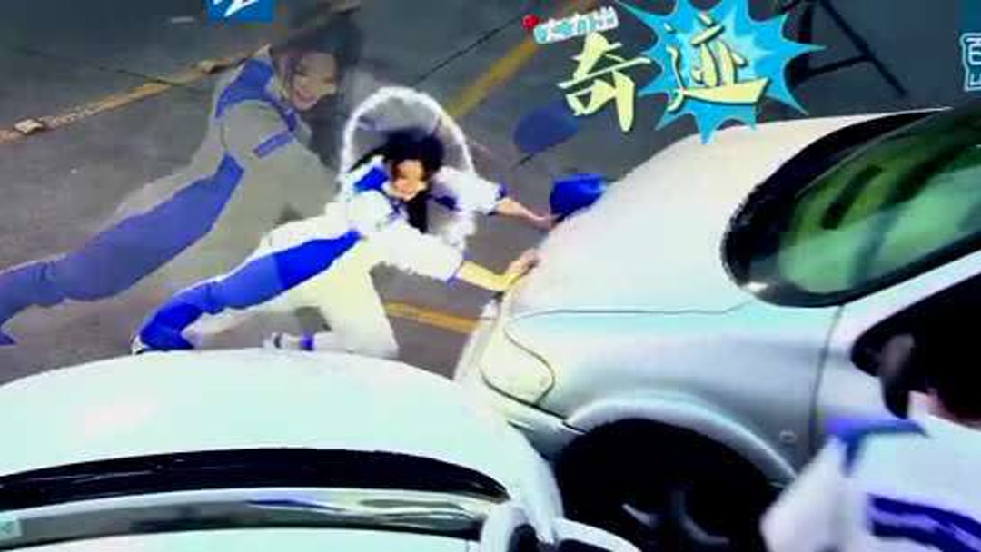 范冰冰为李晨推车, 居然还推动了, 网友 爱情的力量!