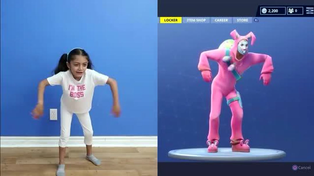 小朋友们在模拟动漫玩具跳舞