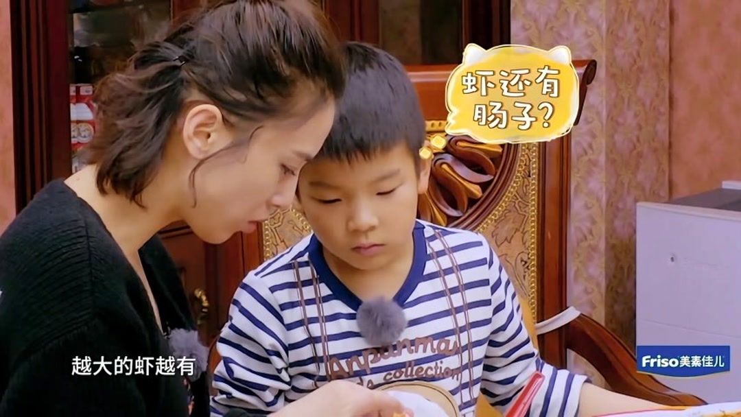 安迪向妈妈撒娇,明明很想妈妈喂,却还假装问一下,真是心口不一