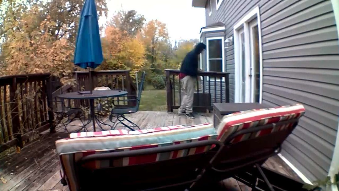 监拍:美国男子用石头砸玻璃门