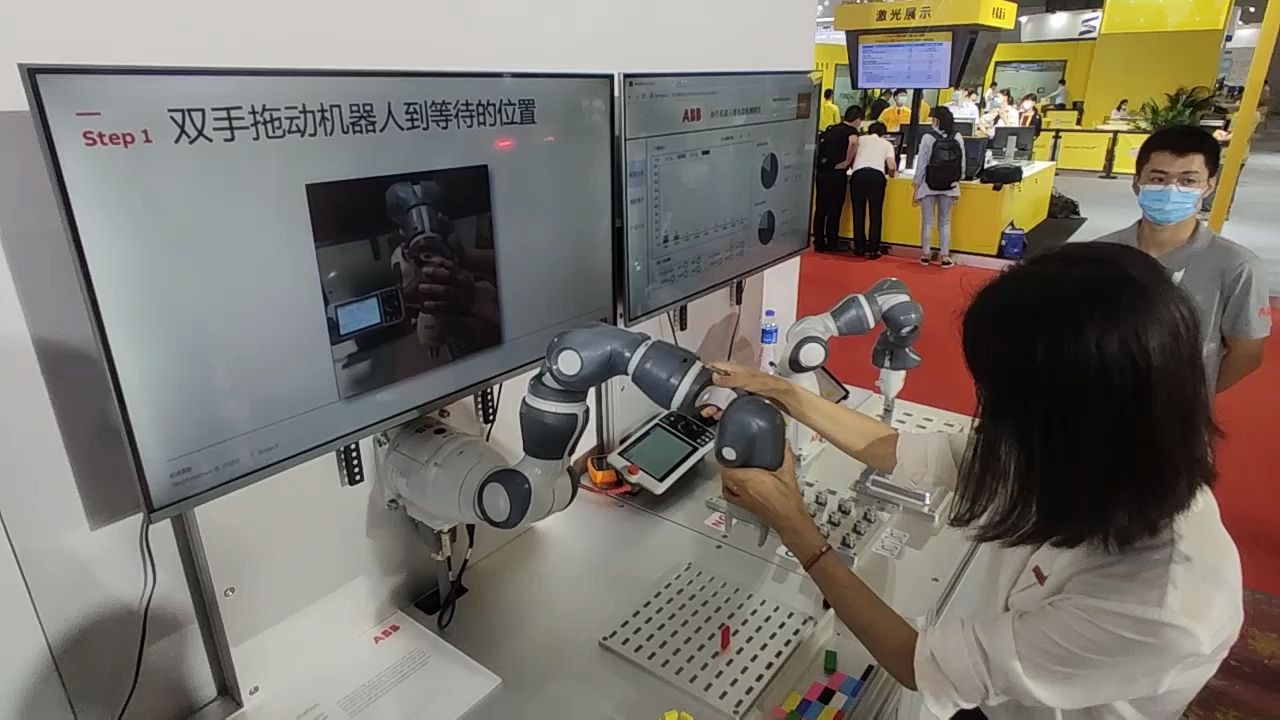 小姐姐的第一次---4分钟图形化编程实现机器人控制