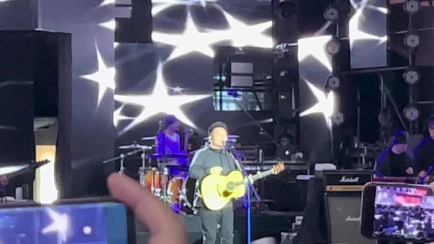 视频有点长#许巍演唱会 #昆明同德广场 #挂票 #蓝莲花许巍