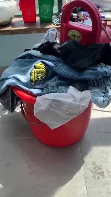 一个桶加一块板等于懒人洗衣机,可定时,5分钟就洗好十几件衣服,再也...