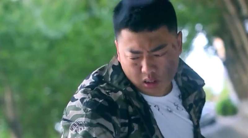 残疾小伙乞讨,没料想却被路人为难教育,这情景蛮励志!