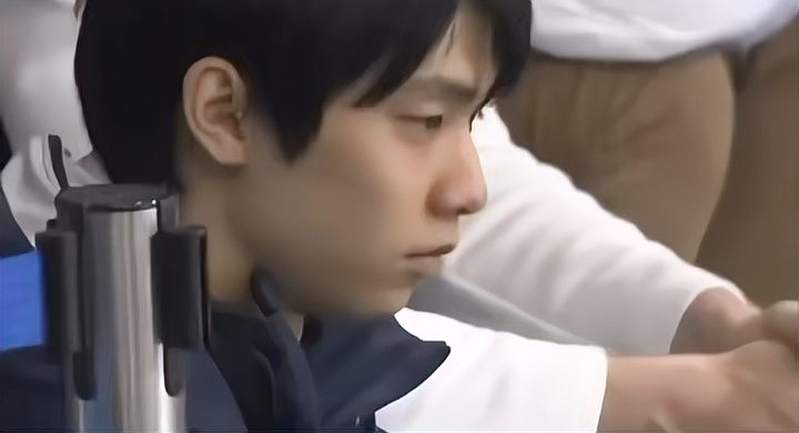 羽生结弦在台下为浅田真央加油