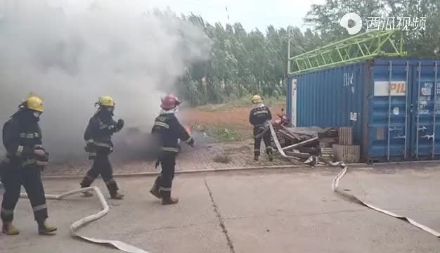 轿车起火旁边就是幼儿园,老师赶紧转移学生