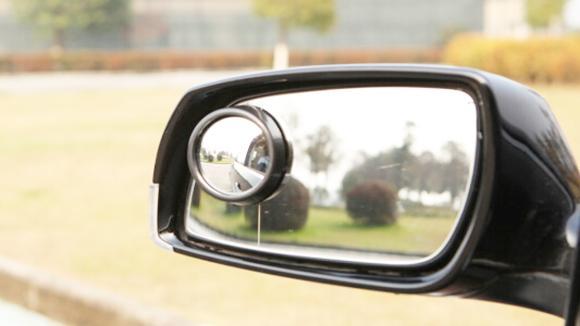 新手开车不会判断车距咋办?老司机支招,让你1分钟学会,很实用