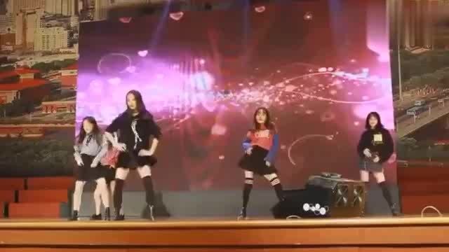 初三中学生晚会,舞台表演跳的太美了_