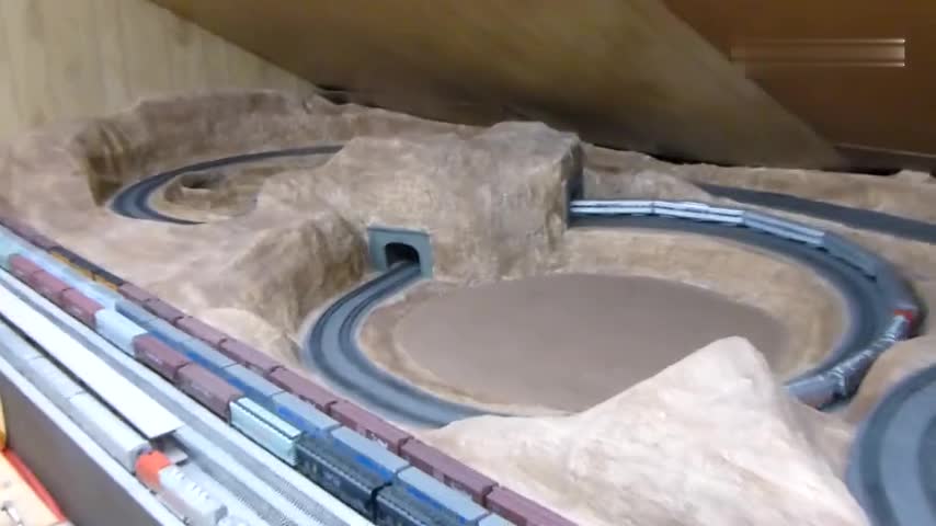 非常真实的铁路模型 一列火车正在穿山越岭 看着真有意思