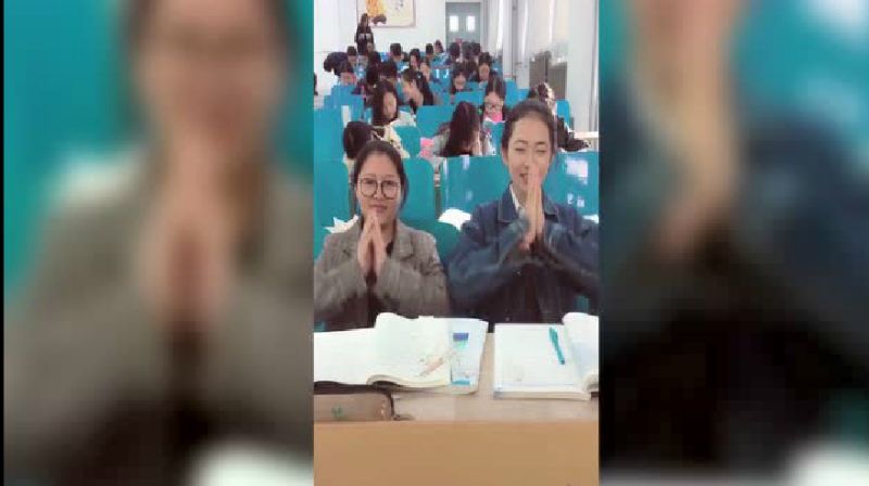 大学女生模仿植物大战僵尸小游戏,这样的画面真是让人尴尬了!