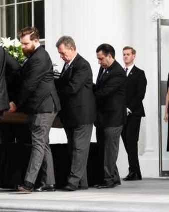 ...举行葬礼,众多亲友哀乐中目送灵柩离开】当地时间8月21日,美国总统...