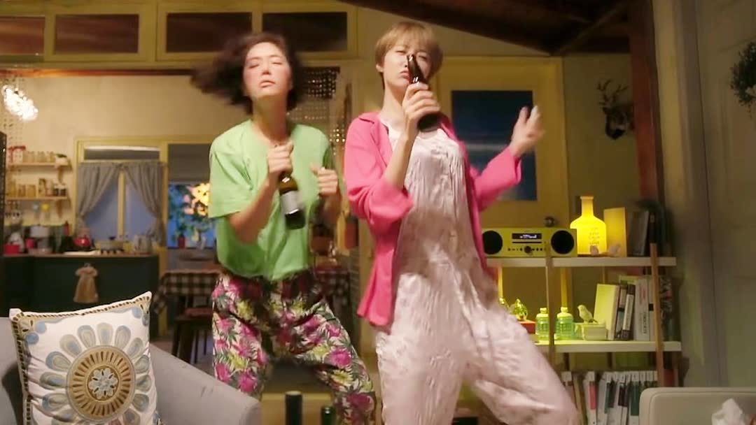 惠珍终于收到了录用通知书,闺蜜和她一起庆祝,两人玩的好嗨!