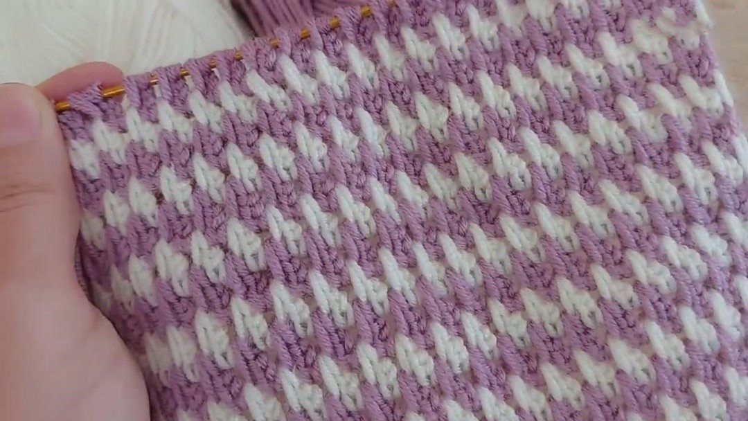 毛线编织教程,双色单面螺旋花纹的钩织方法!